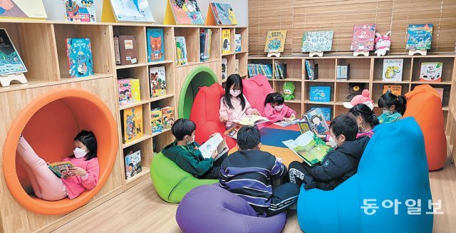 사단법인 작은도서관만드는사람들 동아일보20211130 100번째 ‘작은도서관 행복은 책을 타고∼” 작은 도서관에