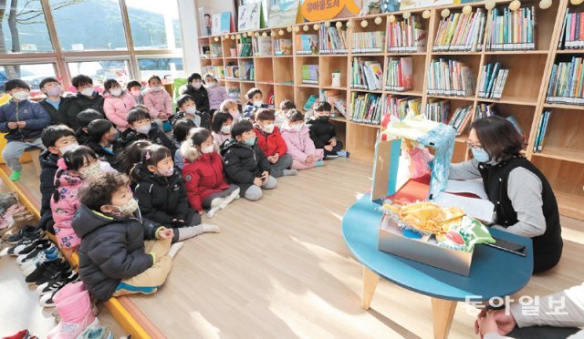사단법인 작은도서관만드는사람들 동아일보 2022128 철원 추위도 잊고 책 속에 빠진 아이들 쉬리마을작은도서관 문