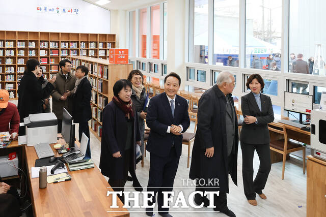 사단법인 작은도서관만드는사람들 동아일보 2025217 공군15비 기지에 군인 가족 위한 작은도서관